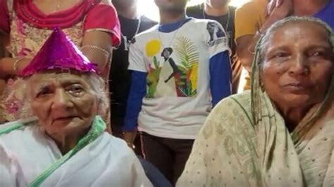 Viral Video মেয়ের বয়স আশি 110 বছরে নতুন করে চুল দাঁত গজাল বজবজের