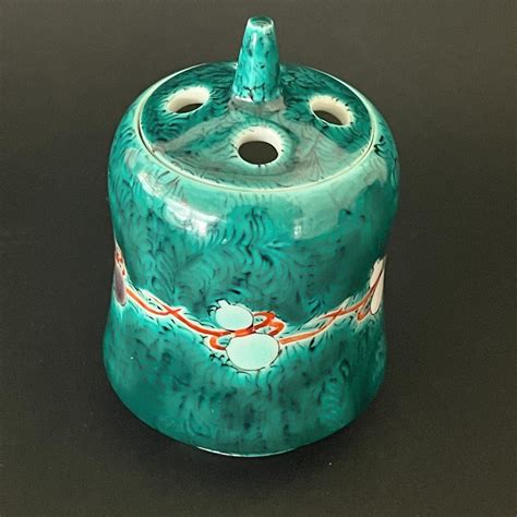 唐草地緑釉ひょうたん香炉です。 小さめサイズでありながら九谷焼色絵の魅力を存分に楽しめる香炉です。 九谷焼では本来、緑の釉薬の事を「青」や「青手」と呼びます。 この香炉の色を見ていると九谷焼の