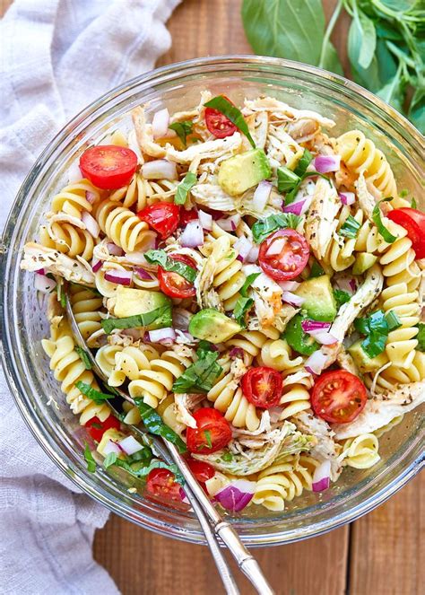 Healthy Chicken Pasta Salad with Avocado Tomato and Basil Sunne måltider Spise sunt