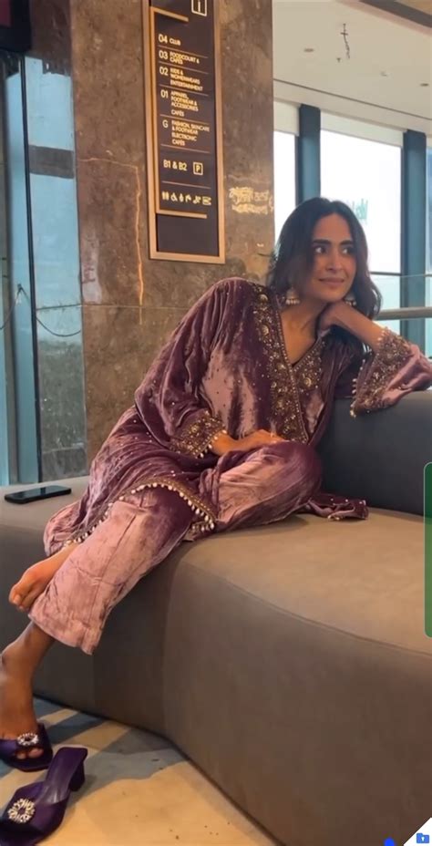 Irwin Meet Kaurs Feet