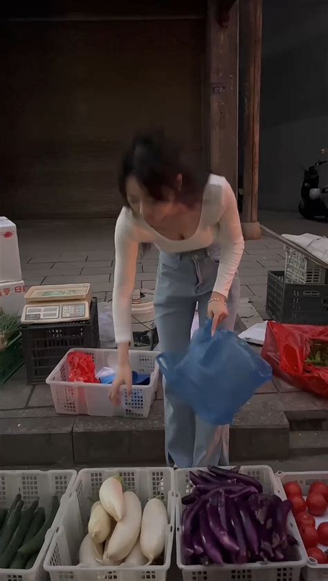 美女摆摊卖萝卜，茄子，黄瓜 账号已注销 账号已注销 哔哩哔哩视频
