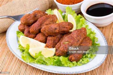전통적인 맛 있는 터키 음식 원시 Bulgur 미트볼 0명에 대한 스톡 사진 및 기타 이미지 0명 갈색 고기 Istock