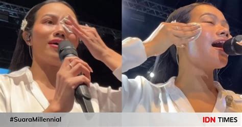 10 Momen Yura Yunita Hapus Make Up Saat Manggung, Terharu!