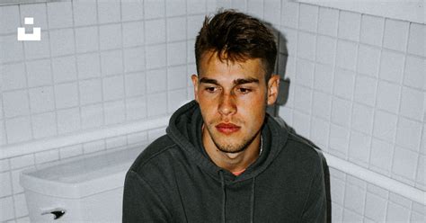 변기에 앉아 검은 까마귀를 입은 남자 사진 Unsplash의 무료 욕실 이미지
