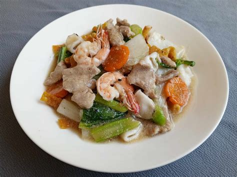 เกี๊ยวกรอบราดหน้ารวมมิตร เมนูโปรดอีกหนึ่งอย่างของครอบครัว สูตรใส่ตามใจ