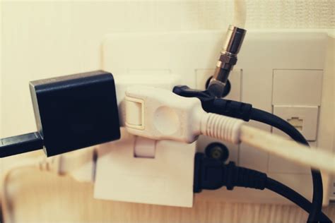 上手にまとめる方法は？テレビ裏の配線で危険なポイントを解説！ テレビ・地デジアンテナの格安設置工事ならさくらアンテナ（大阪、京都、兵庫