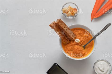 당근 퓌레 조각과 흰 배경에 숟가락이 있는 그릇 공간을 복사합니다 위쪽 보기 0명에 대한 스톡 사진 및 기타 이미지 0명 개념 건강한 식생활 Istock