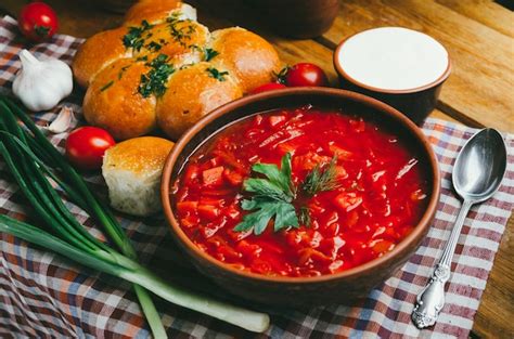 Национальный суп украинской кухни борщ со сметаной и пончиками Сытный питательный и вкусный