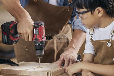 木工师傅教小朋友使用手电钻高清图片下载 正版图片501785342 摄图网