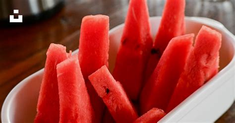 수박 조각으로 가득 찬 흰 그릇 사진 Unsplash의 무료 과일 이미지