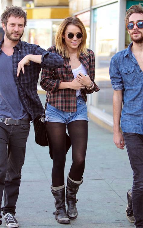 Miley Cyrus SIN SOSTEN EN PLENA CALLE Cholo Sapo