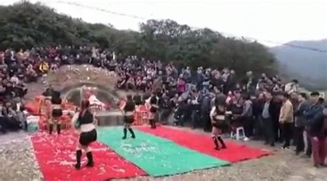 广东汕尾请女子在坟头穿短裙跳劲舞祭拜祖先3社会万象99养生堂
