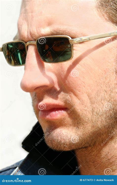 Hombre Con Las Gafas De Sol Imagen De Archivo Imagen De Hombres