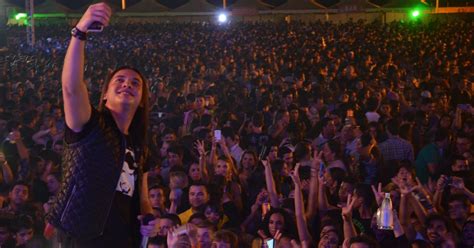 G1 Cantor Da Banda Garota Safada Faz Selfie Com Publico Do Forrozão