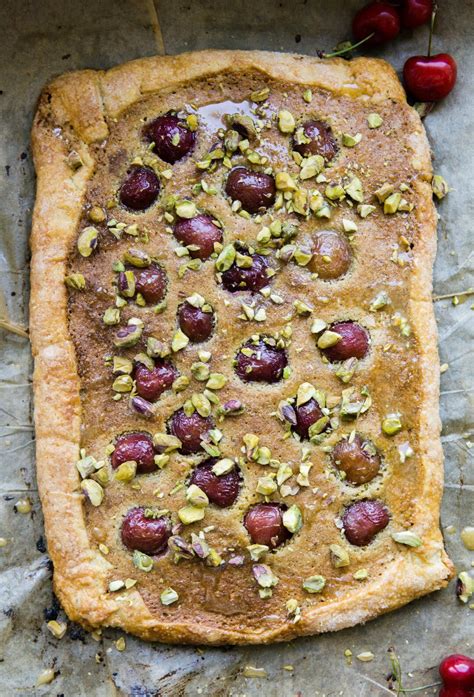 Tarta z kremem pistacjowym z kardamonem i wiśniami Rozkoszny