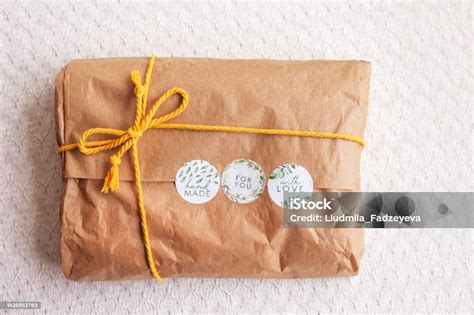 흰색 섬유 배경에 공예 종이에 선물 포장 된 소포 상단보기 닫기 0명에 대한 스톡 사진 및 기타 이미지 0명 갈색 갈색