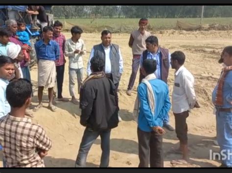 एक माह से कई नलकूपों की बिजली सप्लाई ठप नाराज ग्रामीणों ने रास्ता किया
