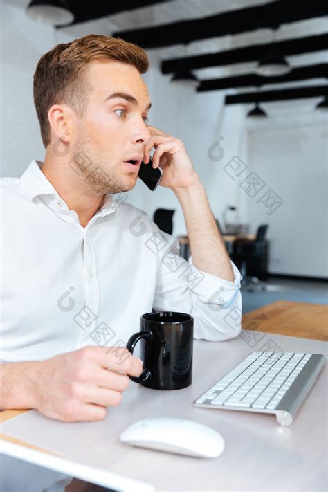 喝咖啡在手机上看的女孩 包图企业站