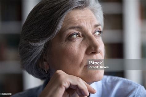 먼 곳을 응시하는 사려 깊은 나이든 사업가의 얼굴을 닫습니다 사색에 대한 스톡 사진 및 기타 이미지 사색 공유 개념 노인