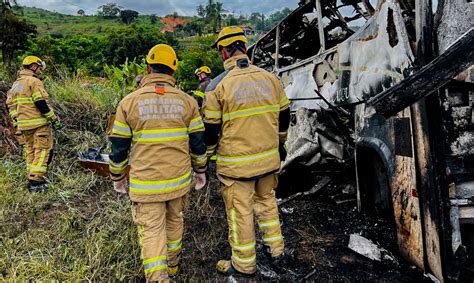 Mg Chega A 41 O Número De Mortos Em Acidente Entre Carreta E ônibus