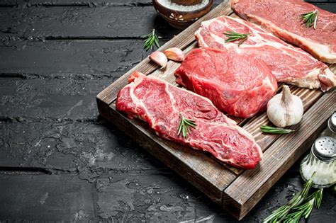 생고기 향신료와 로즈마리 스파 릭이 있는 트레이에 돼지고기와 쇠고기 스테이크 개체 그룹에 대한 스톡 사진 및 기타 이미지 개체 그룹 검은색 고기 Istock