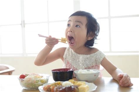 【しつけ】「遊び食べ」を止めさせる方法。食べ物をおもちゃにするのは理由があった（12） ハピママ