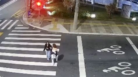 Mueren Tras Ser Brutalmente Arrolladas Por Un Auto Voltearon Al Lado Equivocado VIDEO El