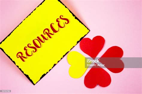글 참고 자원입니다 비즈니스 사진 보여주는 돈을 자료 직원 및 일반 분홍색 배경 종이 사랑 마음에 스티커 메모 용지에 작성 하는