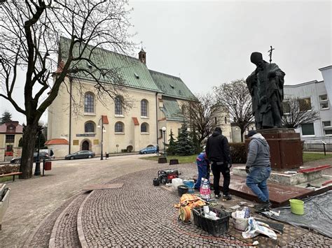 Pomnika papieża Jana Pawła II w Wieluniu doczekał się remontu Wieluń