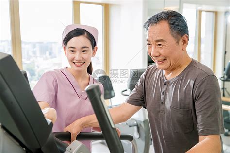 护士帮助患者康复锻炼高清图片下载 正版图片507654420 摄图网