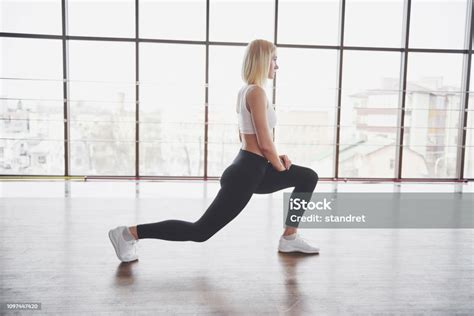 피트 니스 체육관에서 활성 소녀입니다 개념 운동 건강 한 라이프 스타일 스포츠 가냘픈에 대한 스톡 사진 및 기타 이미지 가냘픈 건강한 생활방식 관능 Istock