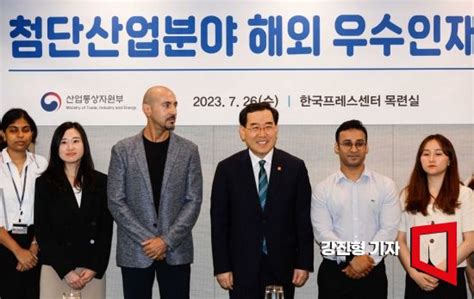 포토 첨단산업 해외인재와 간담회 갖는 이창양 장관 아시아경제
