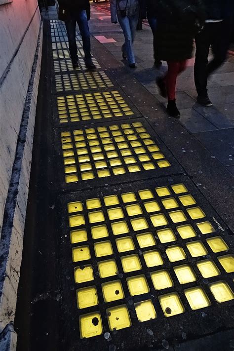 무료 이미지 보행자 빛 도로 거리 색깔 푸른 노랑 모양 3456x5184 164624 무료 이미지 Pxhere