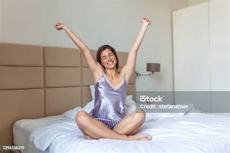 일어나 면 한 후 침대에서 스트레칭 하는 여자 현대 아파트에서 예쁜 젊은 여자 일어나 후 스트레칭 젊은 미소 예쁜 아가씨의