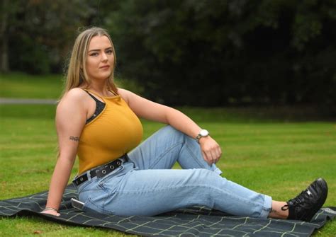 Una piedra en el corazón cómo sufren las mujeres con senos grandes en