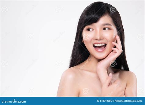 Mujer Asi Tica Joven Hermosa Con La Piel Fresca Limpia Foto De Archivo Imagen De Encanto