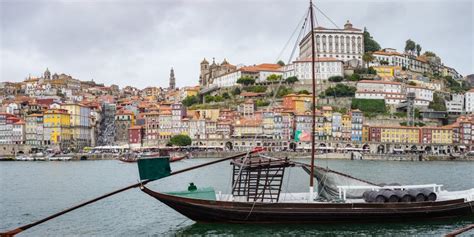 Rio De Douro Com Rabelos Barco E Tambores De Vinho Do Porto No Panorama