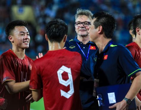 HLV Troussier ôm từng học trò sau 2 chiến thắng cùng ĐT Việt Nam