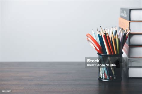 학교 개념 기호로 돌아갑니다 학교 교육에는 장비 연필 펜 공책 색상 그림이 필요합니다 플라스틱 상자에 많은 펜과 연필이 있습니다