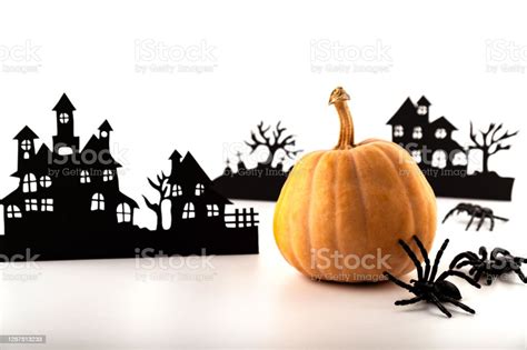 할로윈 배경 종이 예술 버려진 마을과 호박을 흰색으로 바합니다 조롱 10월에 대한 스톡 사진 및 기타 이미지 10월 가을 개념 Istock