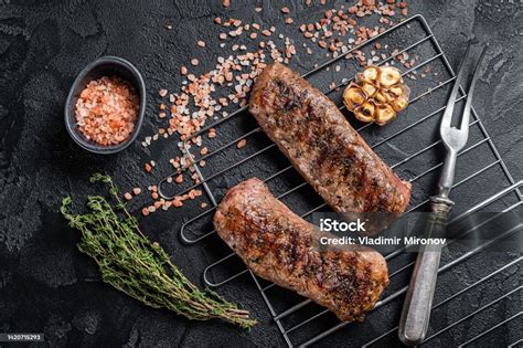 바베큐 그릴 양고기 허리 스테이크에 양고기 안심 필레 고기 구이 검은 색 배경 위쪽 보기 정육에 대한 스톡 사진 및 기타 이미지