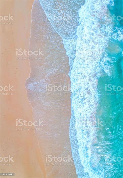 바다 공중 보기 평면도 놀라운 자연 배경 물 하 고 아름 답게 밝은 색입니다 록 키 산맥 및 태국 화창한 날에 바다의 맑은 물과 푸른 해변 0명에 대한 스톡 사진 및 기타