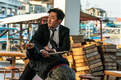 바른손이앤에이 거침없는 날 것의 얼굴로 돌아온 하정우 스틸에서 느껴지는 격렬한 분노🔥 민태 캐릭터 스틸 공개 브로큰