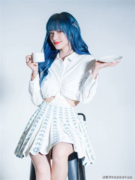 程潇 蓝发性感 甜美写真 搜狐大视野 搜狐新闻