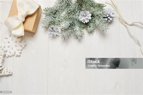 이랑 크리스마스 또는 새 해 프레임 구성 텍스트를 위한 공간 흰색 나무 배경에 크리스마스 훈장 휴일과 축 하 엽서 또는 초대에 대 한 개념입니다 상위 뷰 0명에 대한 스톡