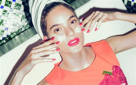 Aprenda a preparar receitas de máscaras faciais caseiras Vogue pele