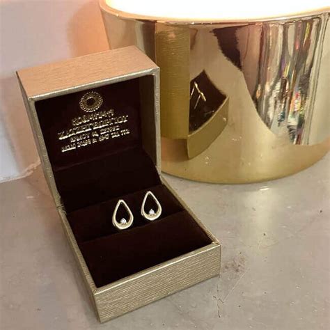 Κόσμημα Χατζηγεωργίου Σκουλαρίκια σε κίτρινο χρυσό 14Κ με πέτρες ζιργκόν Infonews24