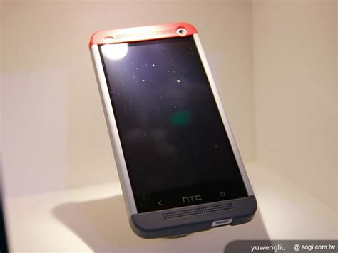 New Htc One 的原廠矽膠保護殼上、中、下段分別採用紅、灰、深藍配色，設計感強烈、包覆性不錯。