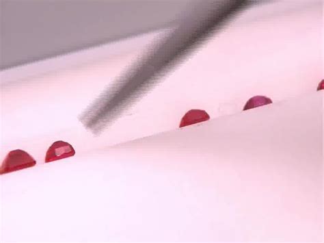 국군방송 국방뉴스 우신보석감정원 취재 영상 군 장병들을 위한 자격증 및 직업소개 프로그램의 일환으로 보석감정사를 소개하기 위하여 우신보석감정원을 취재한 영상이 국방