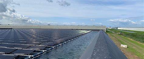 Drijvende Zonnepanelen Op Waterbassins